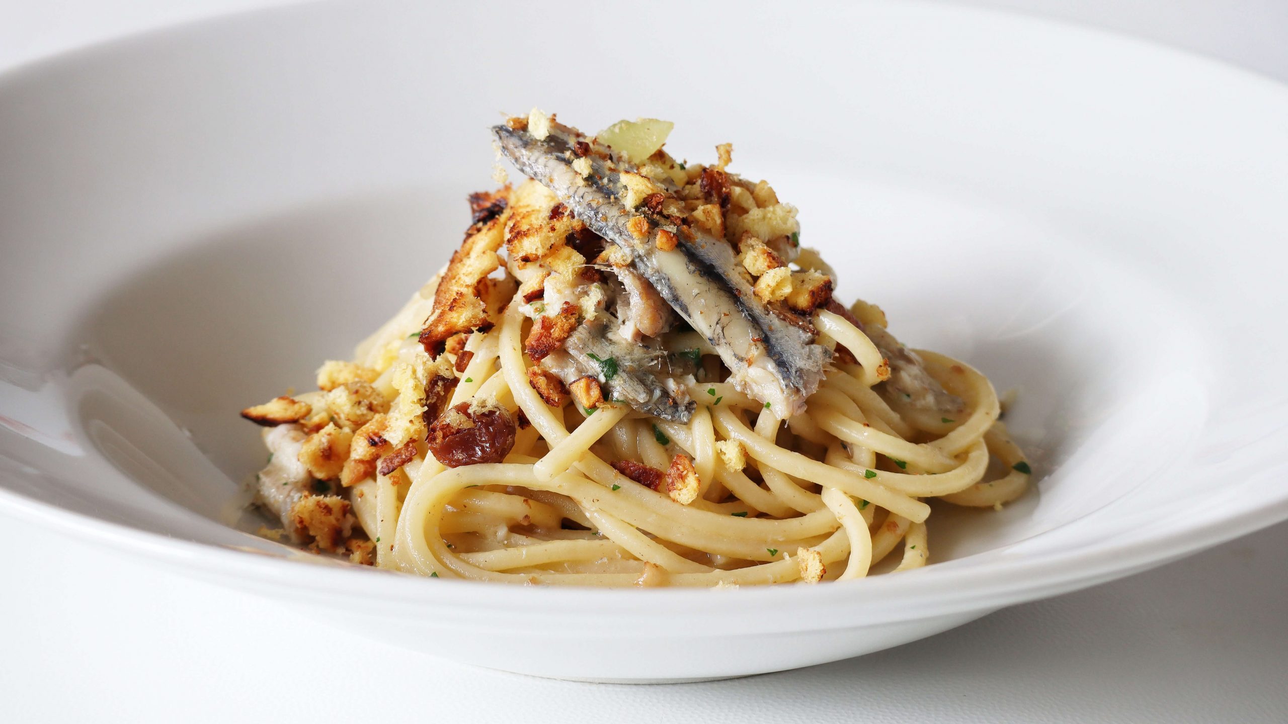 Pasta con Alici e Crumble di Panettone - Insolito Panettone