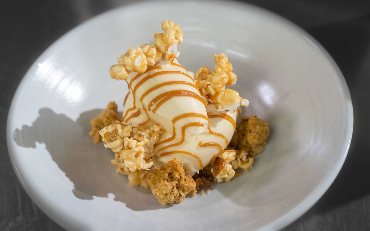 Sbrisola, gelato alla vaniglia e popcorn al caramello: un trio irresistibile! - Insolito Panettone